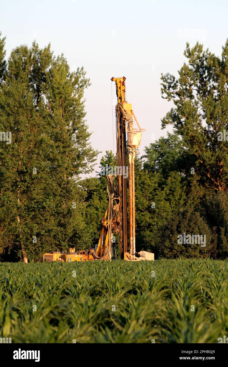 Tall portable trailer mounted industrial water well boring machine rig ...