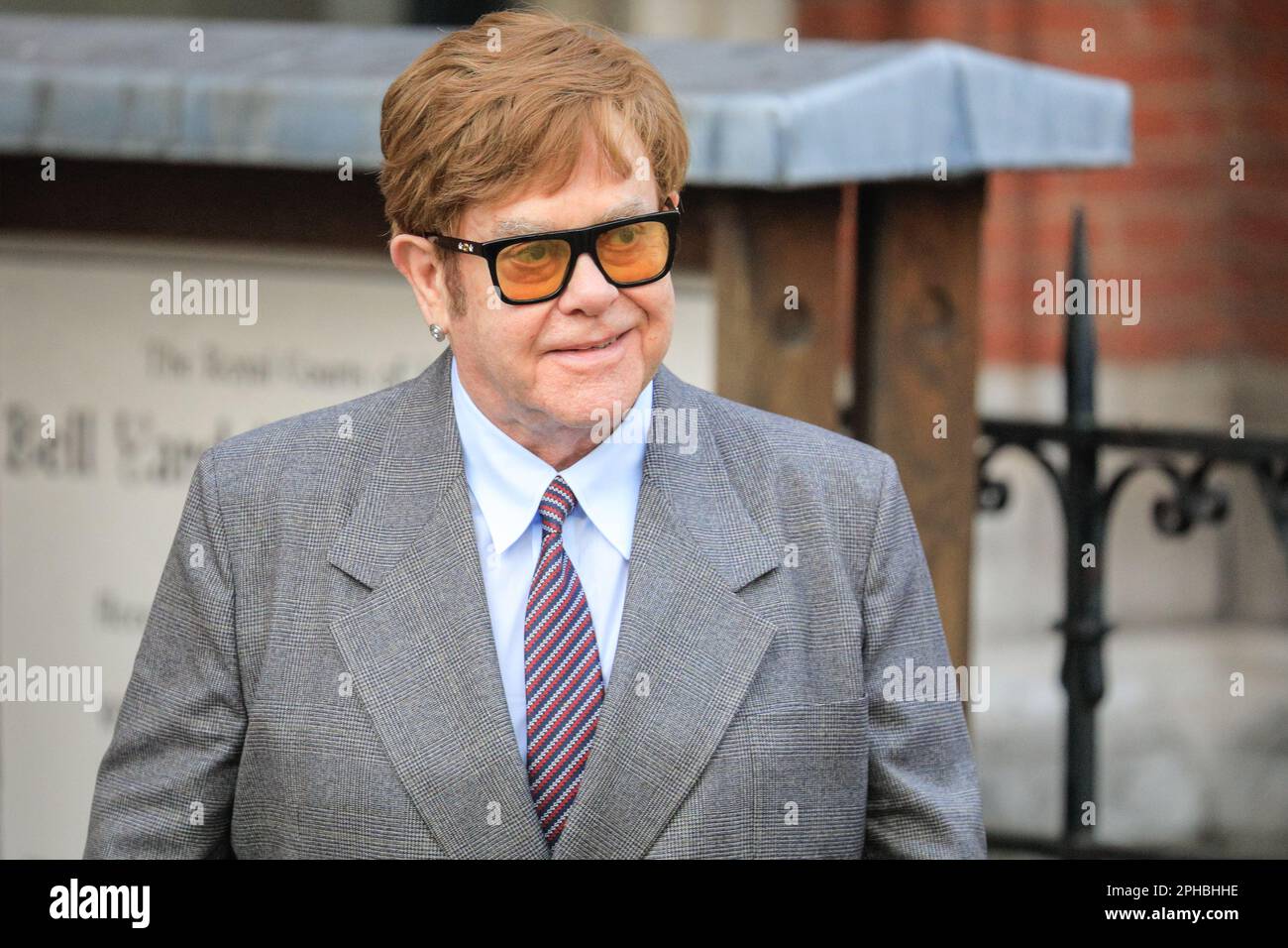 Daily mail court case hi-res stock photography and images - Alamy
