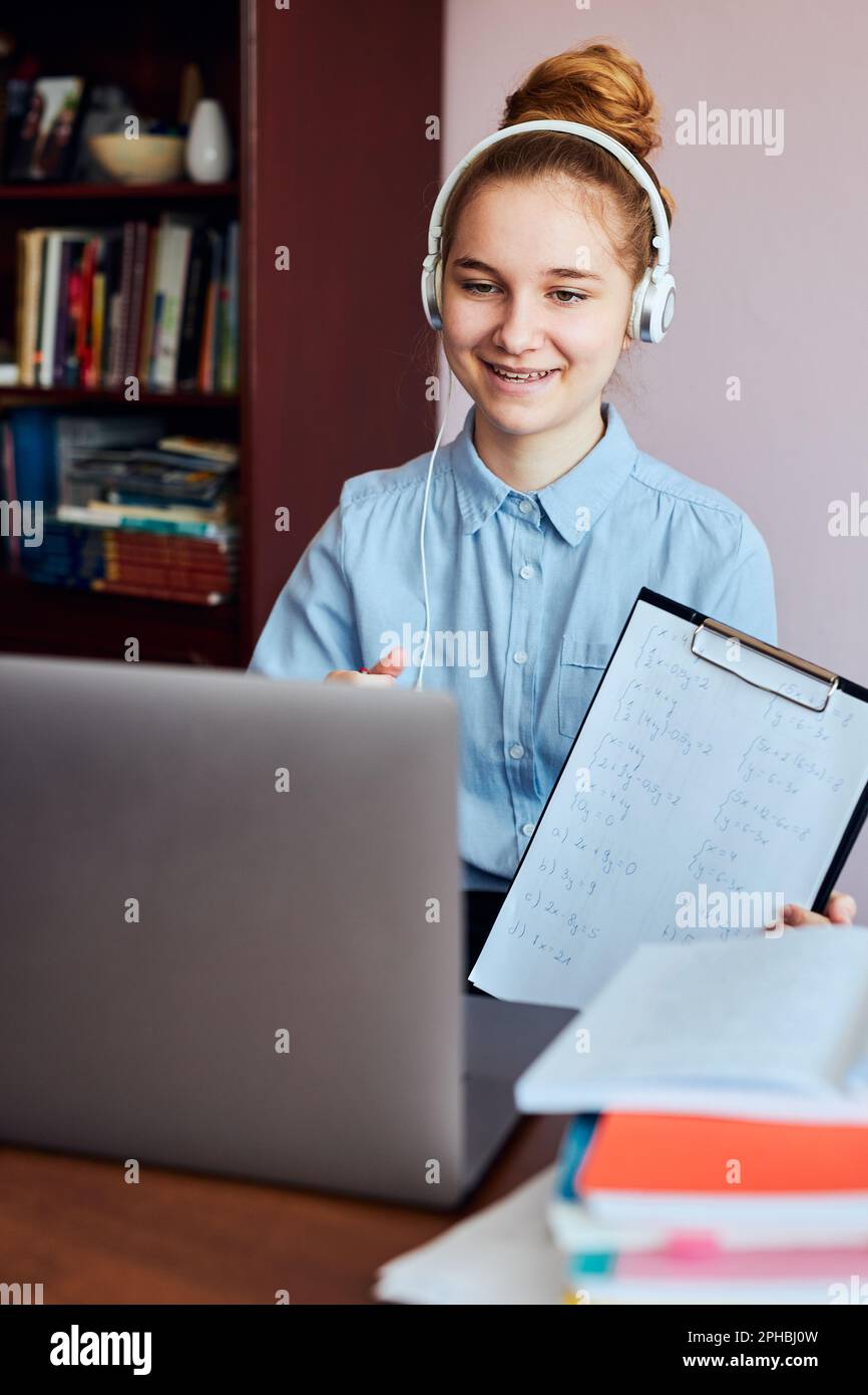 Classmates talking young hi-res stock photography and images - Alamy