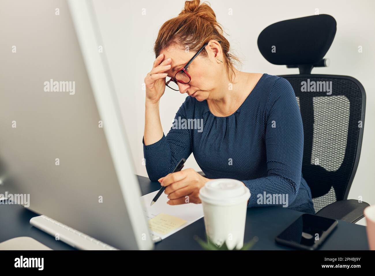 Woman entrepreneur focused on solving difficult work. Confused ...