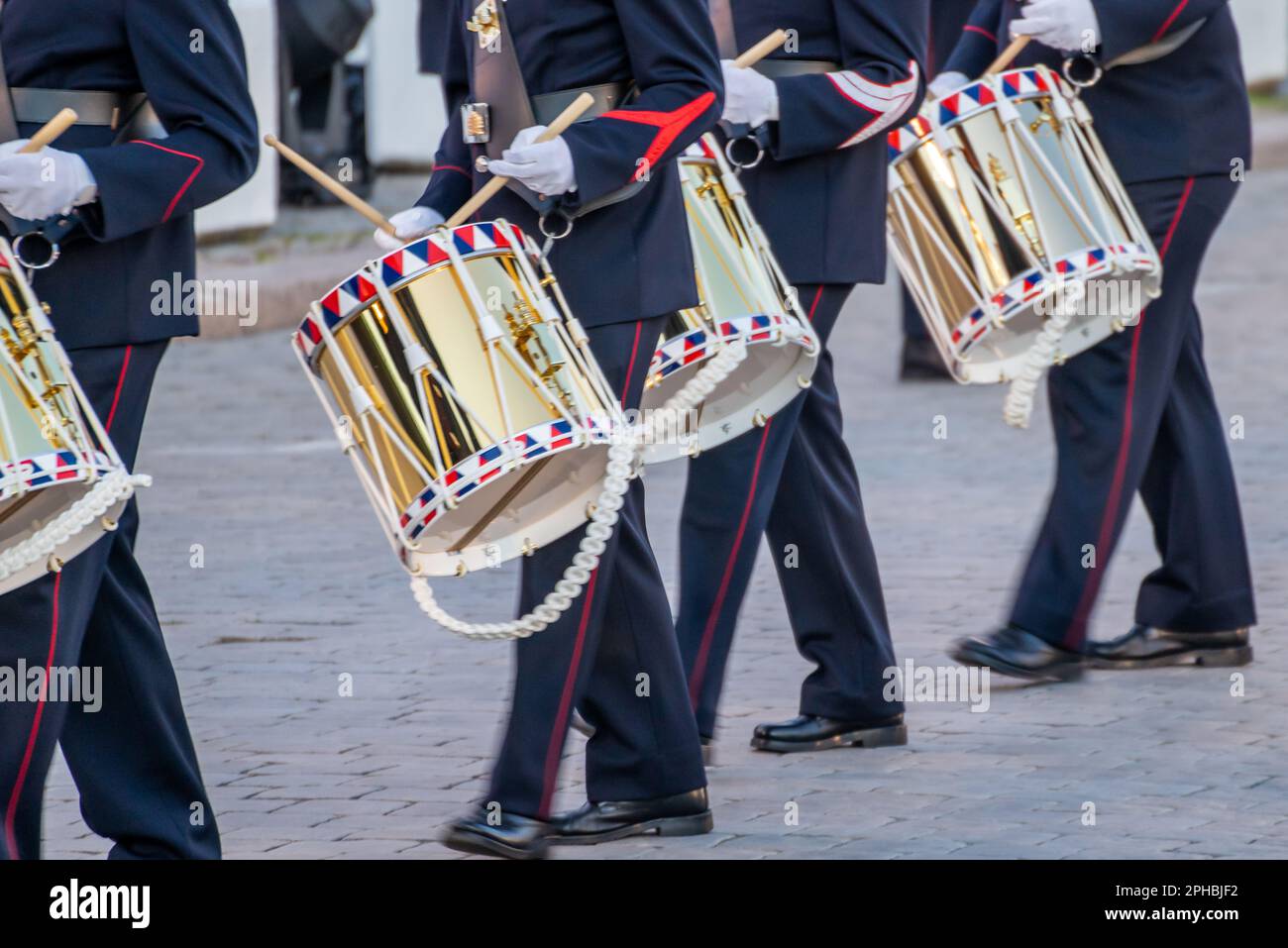 Drummers in parade uniforms hi-res stock photography and images - Alamy