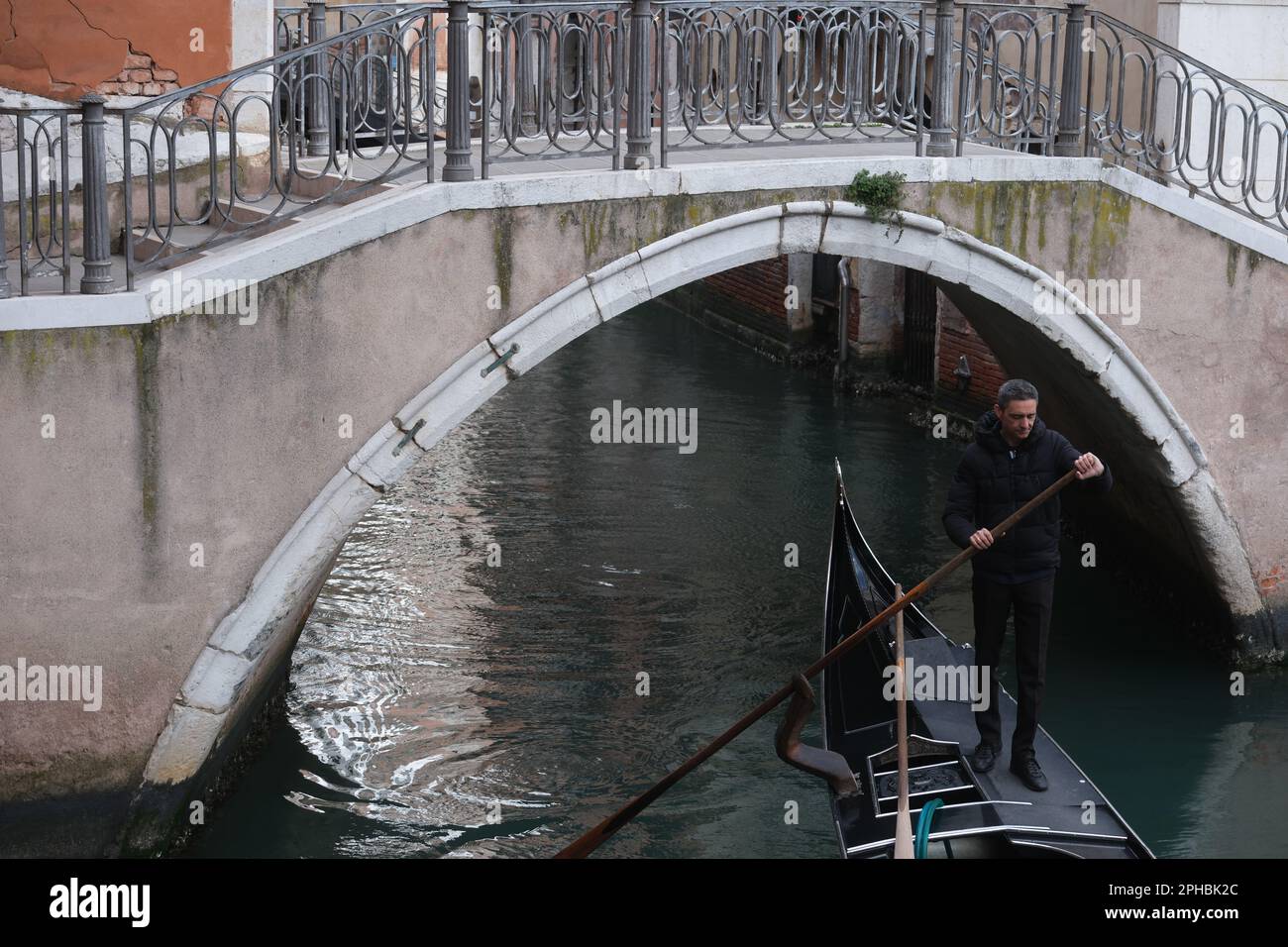 gondoliers row their own gondolas along the canals of venice Gondoliers ...