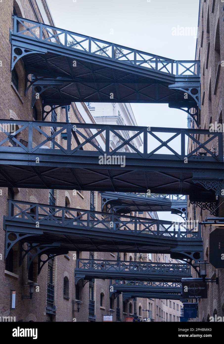 Urban london streets gritty hi-res stock photography and images - Alamy