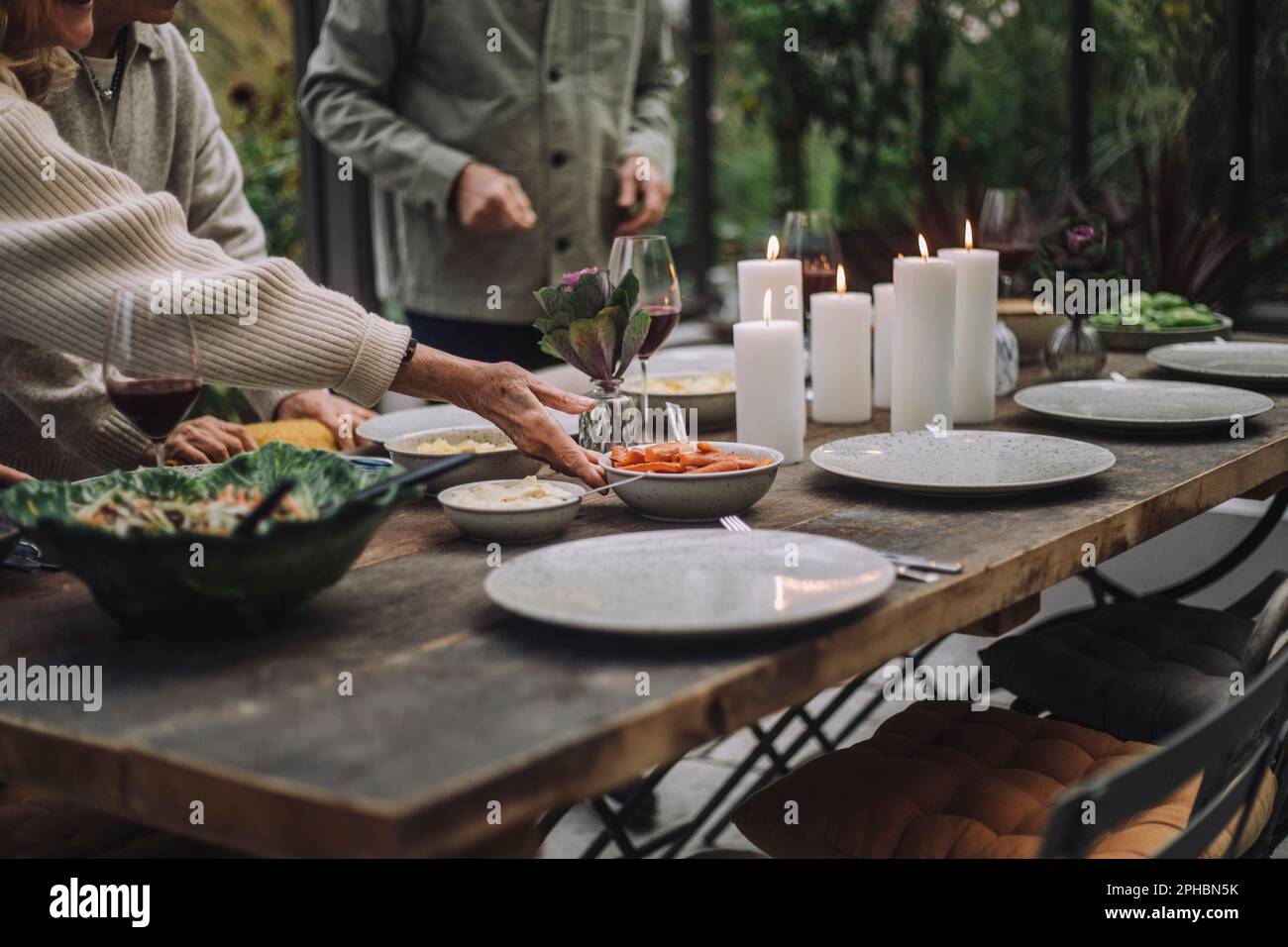 Woman setting table party hi-res stock photography and images - Alamy