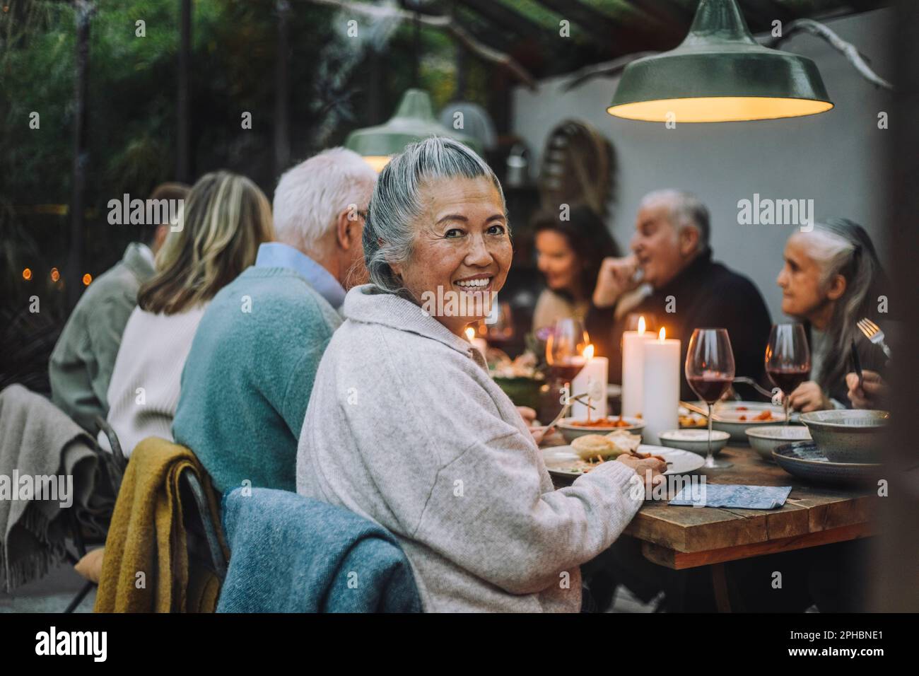 Sitting woman looking over shoulder hi-res stock photography and images ...