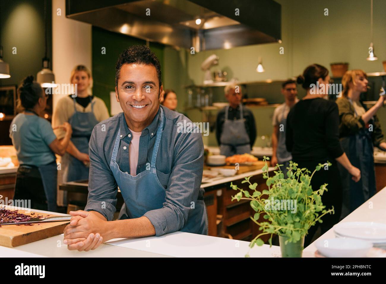 Leaning on kitchen counter hi-res stock photography and images - Alamy