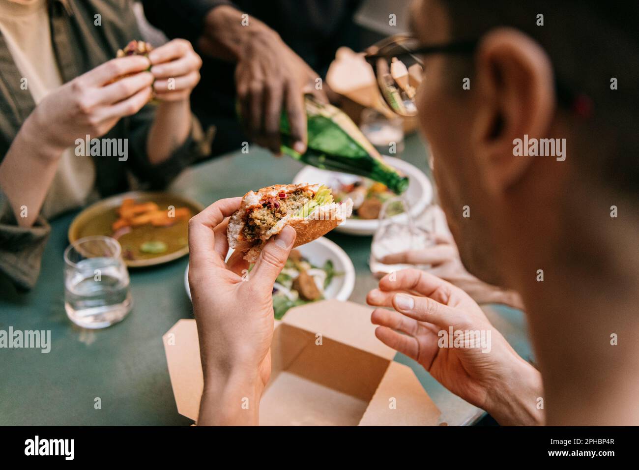 Man eating burger hi-res stock photography and images - Alamy