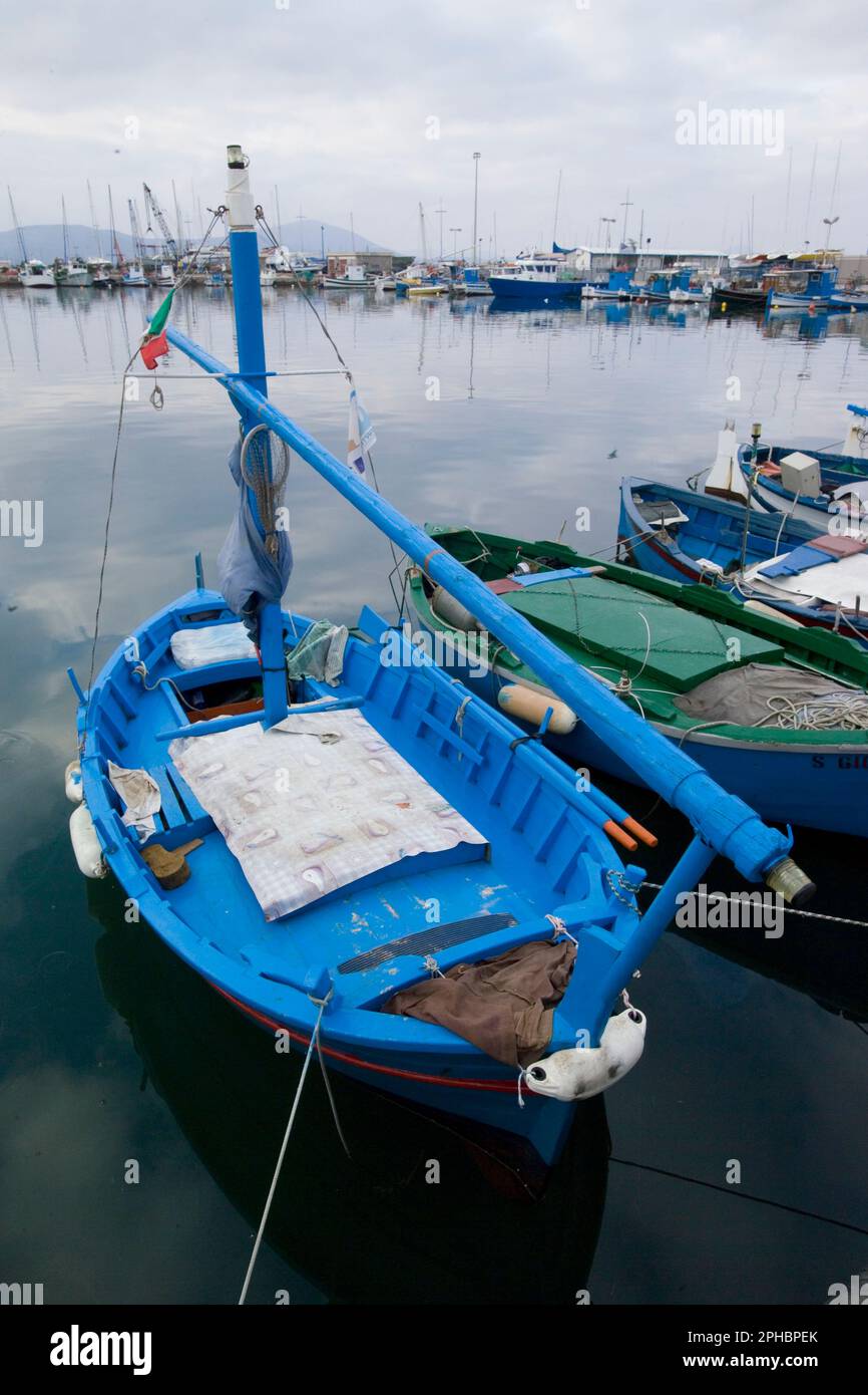 Barche nel dock hi-res stock photography and images - Alamy