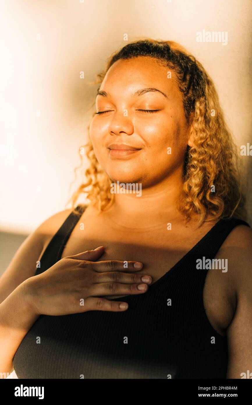 Hand on chest hi-res stock photography and images - Alamy