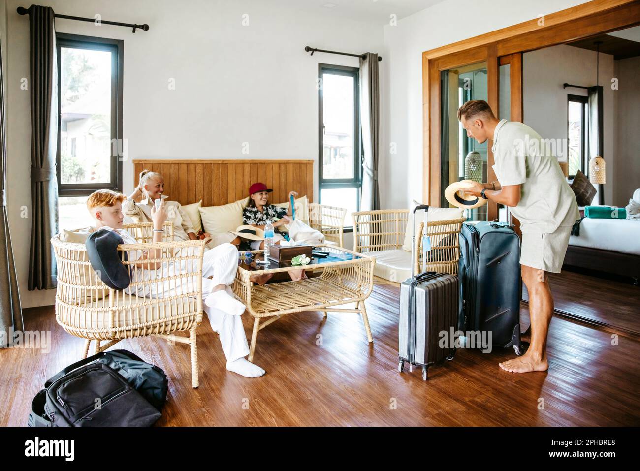 Parents daughter luggage room hi-res stock photography and images - Alamy