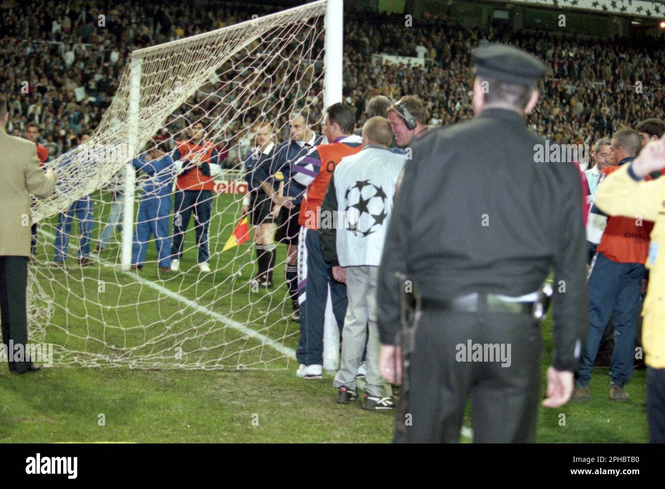 Real madrid stadium 1998 hi-res stock photography and images - Alamy