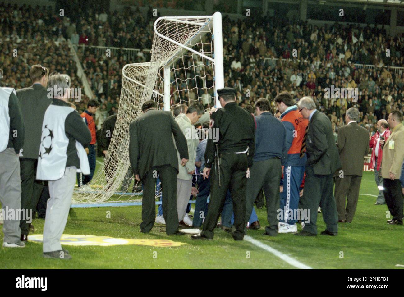 Real madrid stadium 1998 hi-res stock photography and images - Alamy