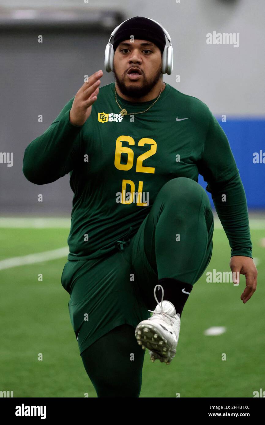 Defensive lineman Ika Siaki warms up during Baylor NCAA college ...