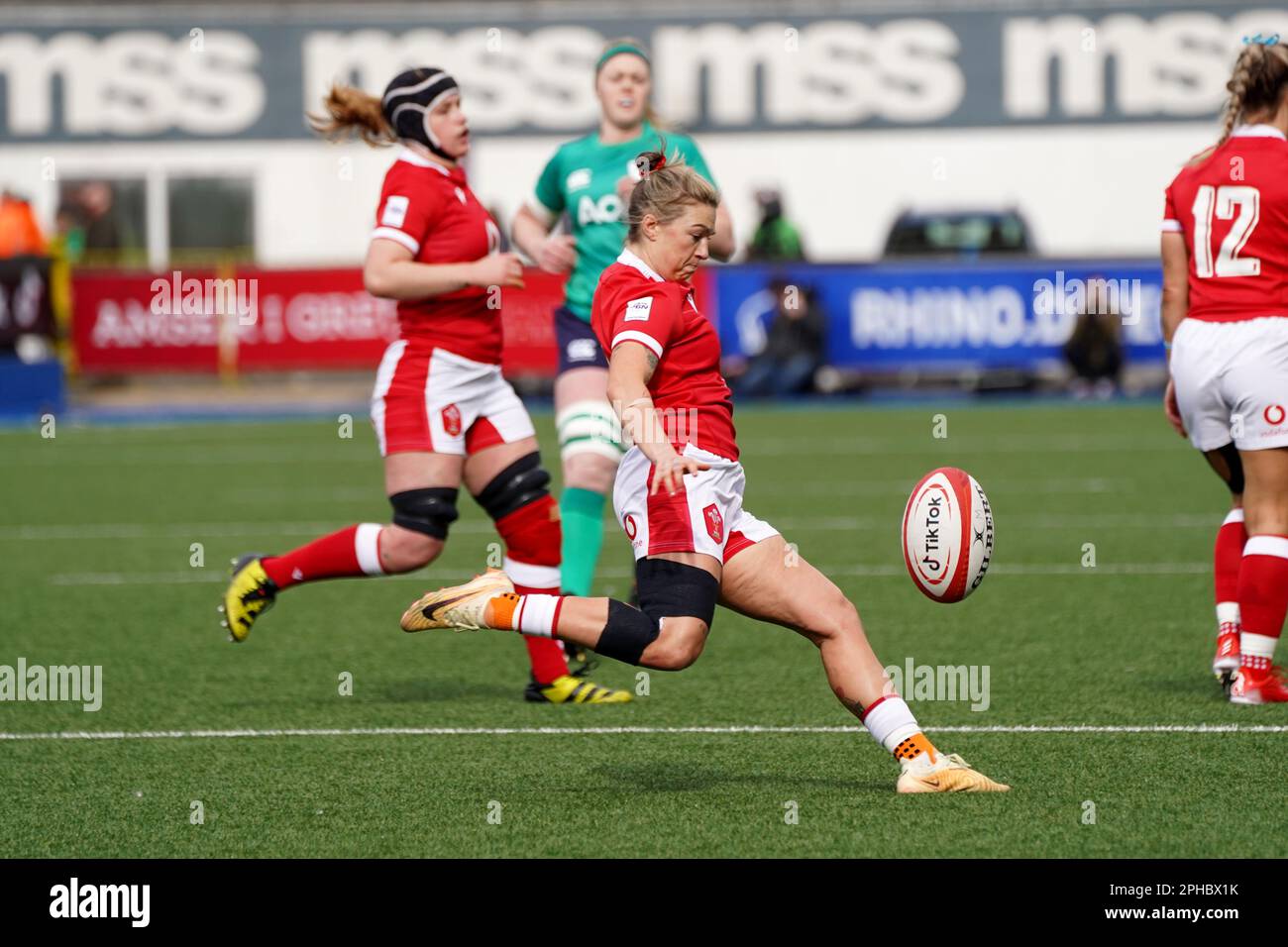 Welsh rugby team scrum hi-res stock photography and images - Alamy