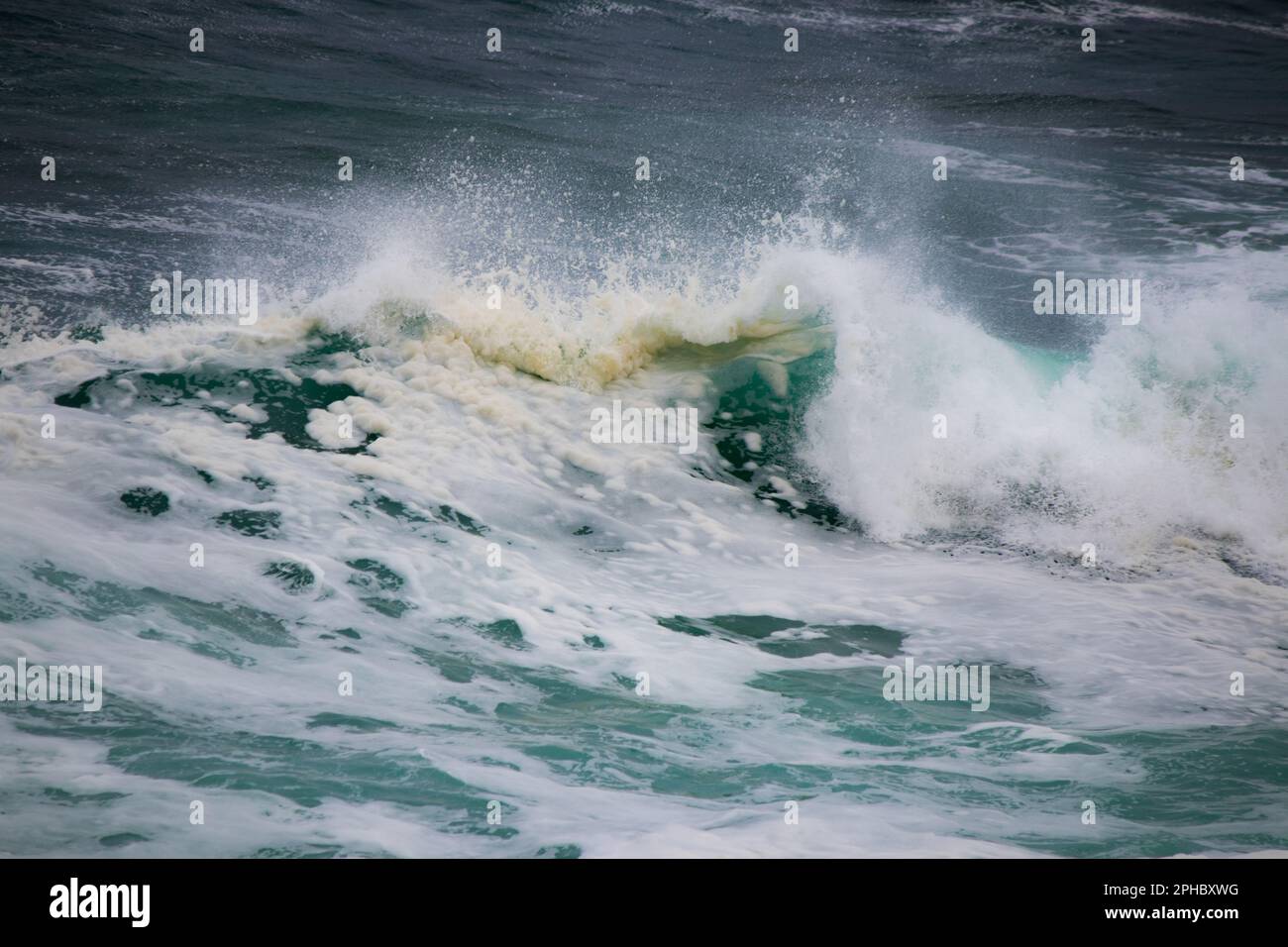 Foaming waves hi-res stock photography and images - Alamy