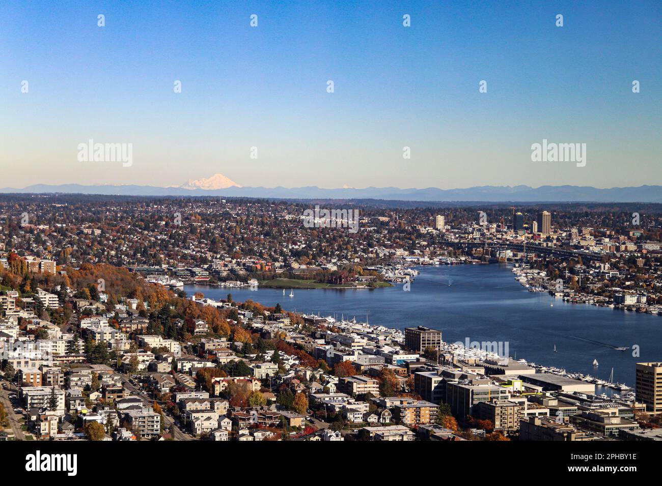 Seattle skyline mountains hi-res stock photography and images - Alamy