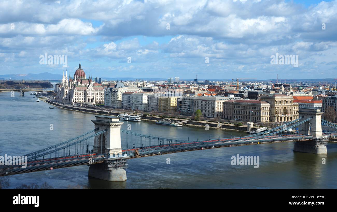 Szechenyi Chain Bridge The first permanent bridge connecting Pest and ...