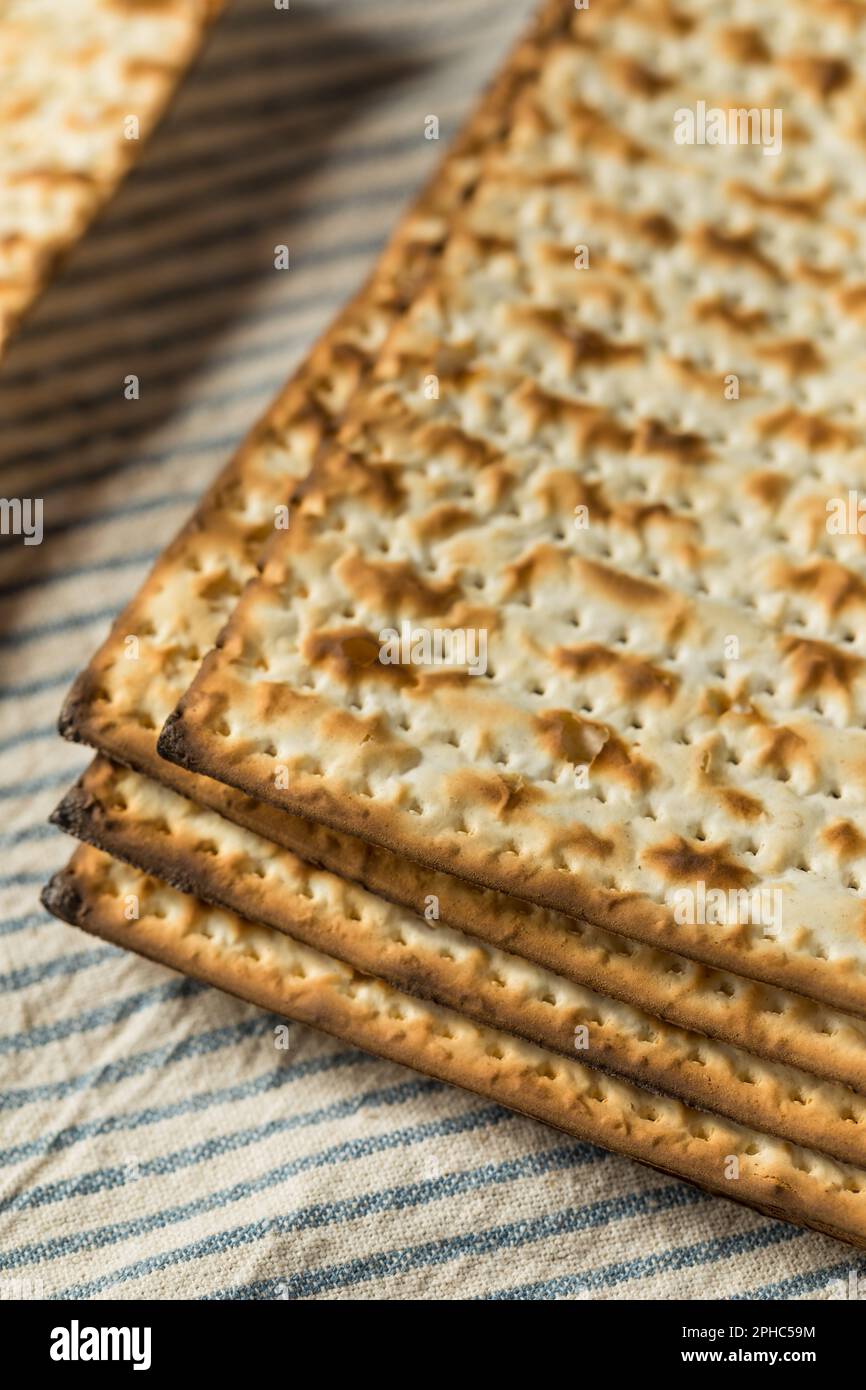 Jewish food passover matzah flatbread hi-res stock photography and ...
