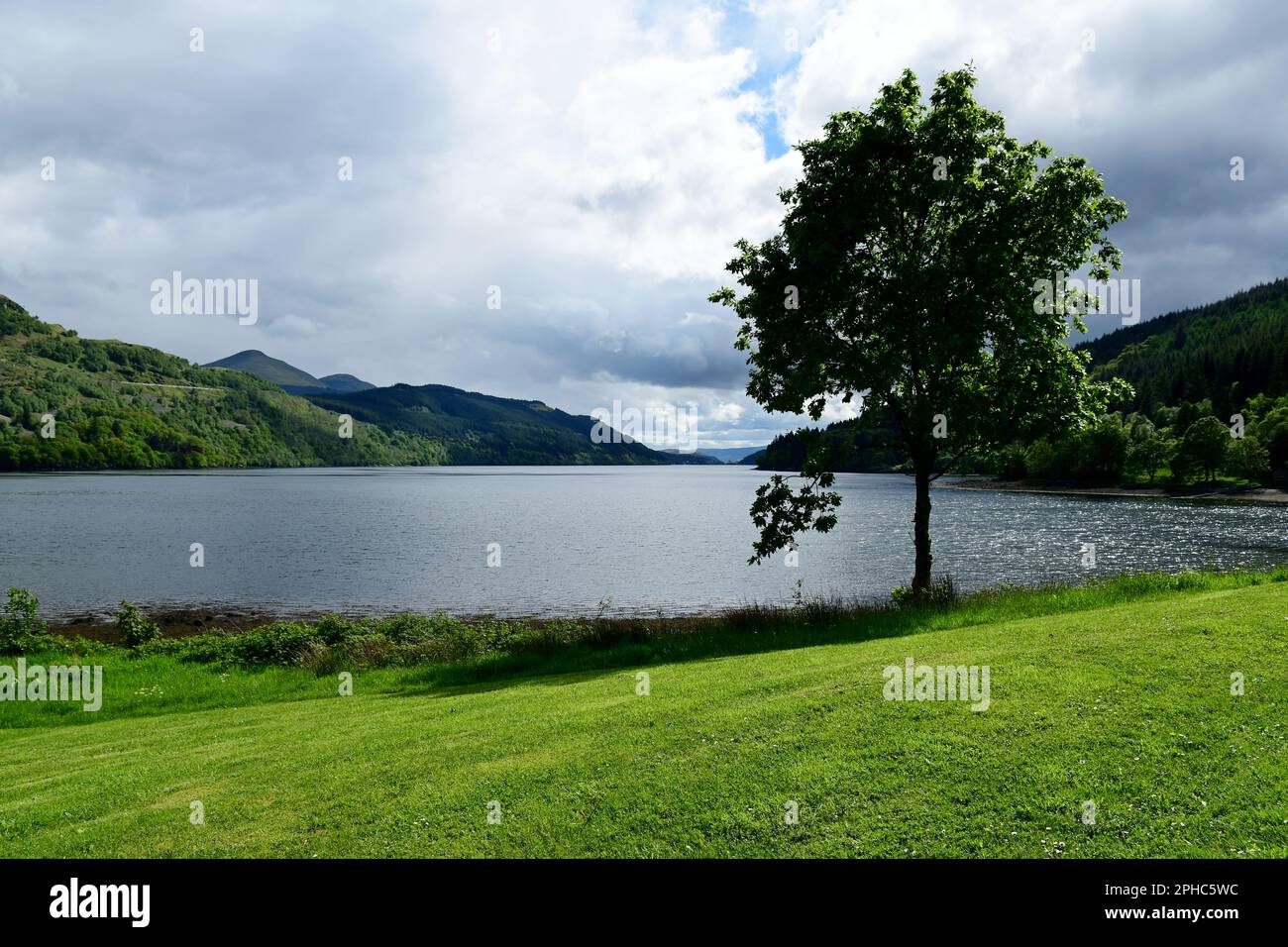 Hills mountains lakes hi-res stock photography and images - Alamy