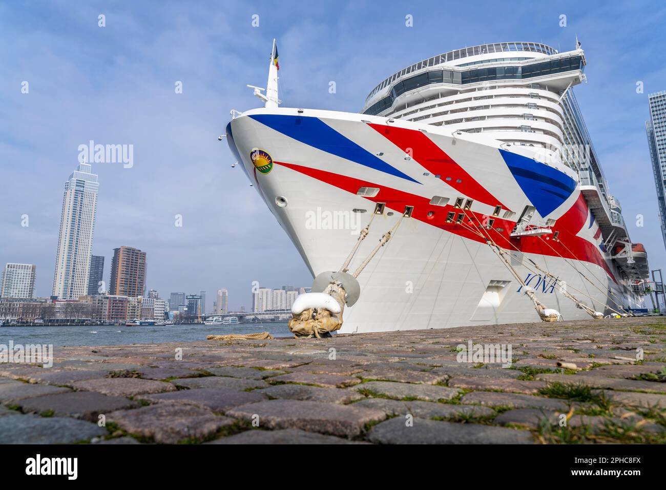Cruise ship Iona of the British shipping company P&O Cruises, lies at ...