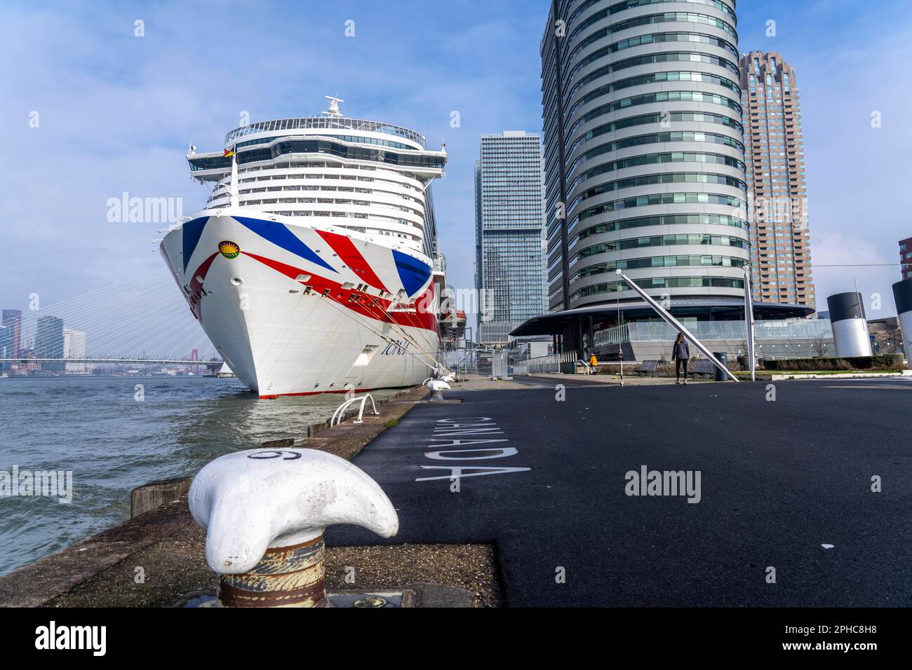 Cruise ship Iona of the British shipping company P&O Cruises, lies at ...