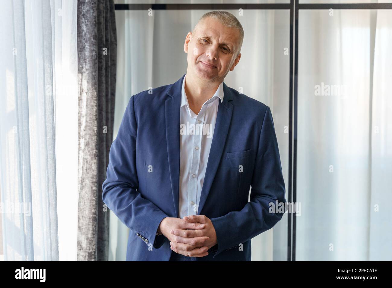 Unbuttoned suit jacket hi-res stock photography and images - Alamy