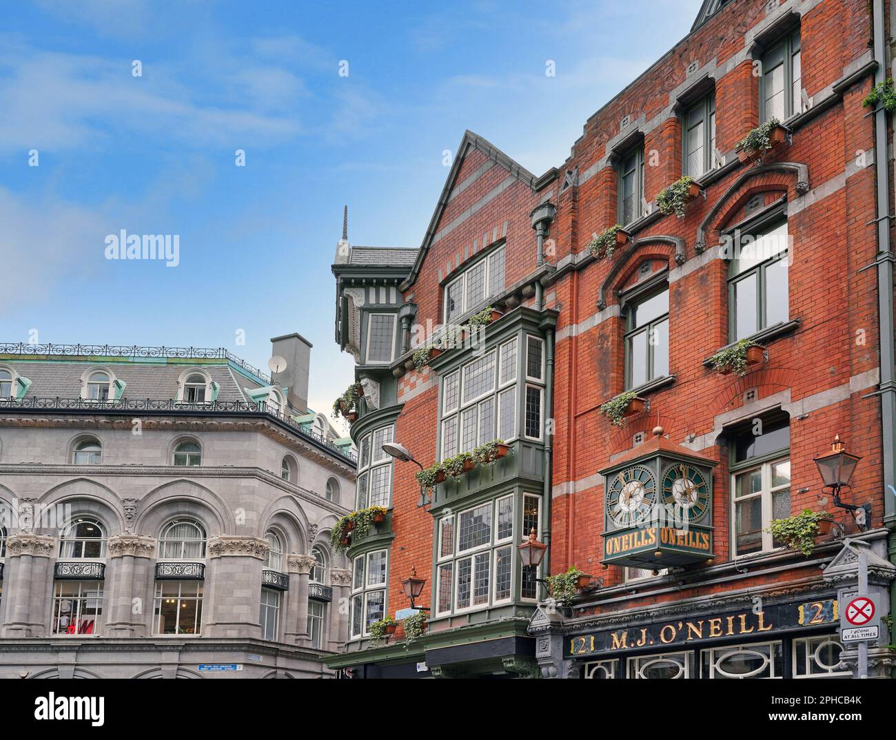 Ornate old buildings in the Temple Bar area of Dublin Stock Photo - Alamy