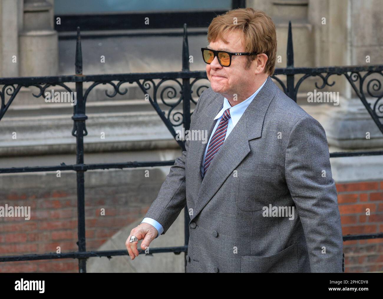 Daily mail court case hi-res stock photography and images - Alamy