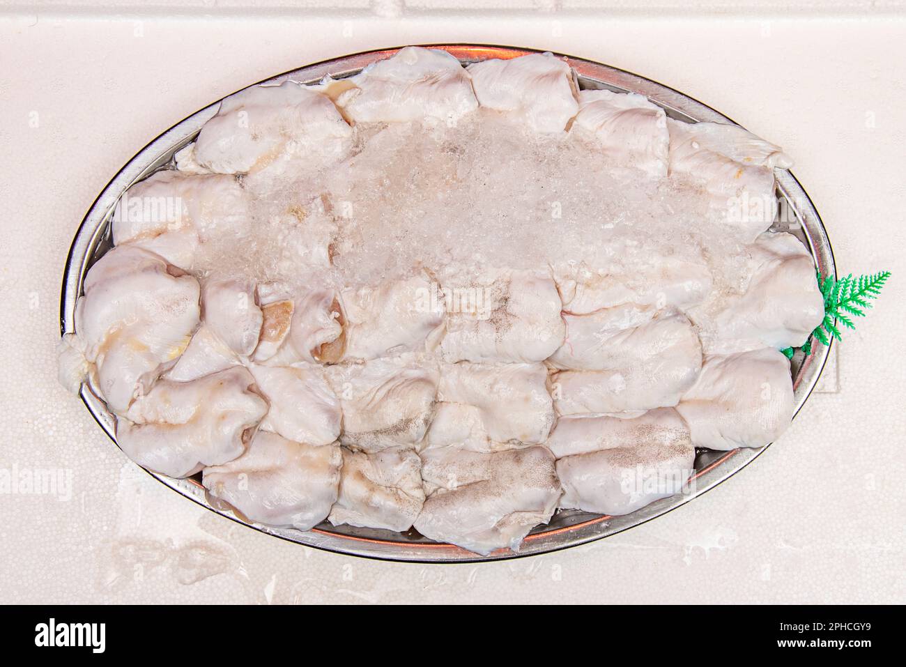 The lower part of the chin of the hake or cod is called cococha and ...