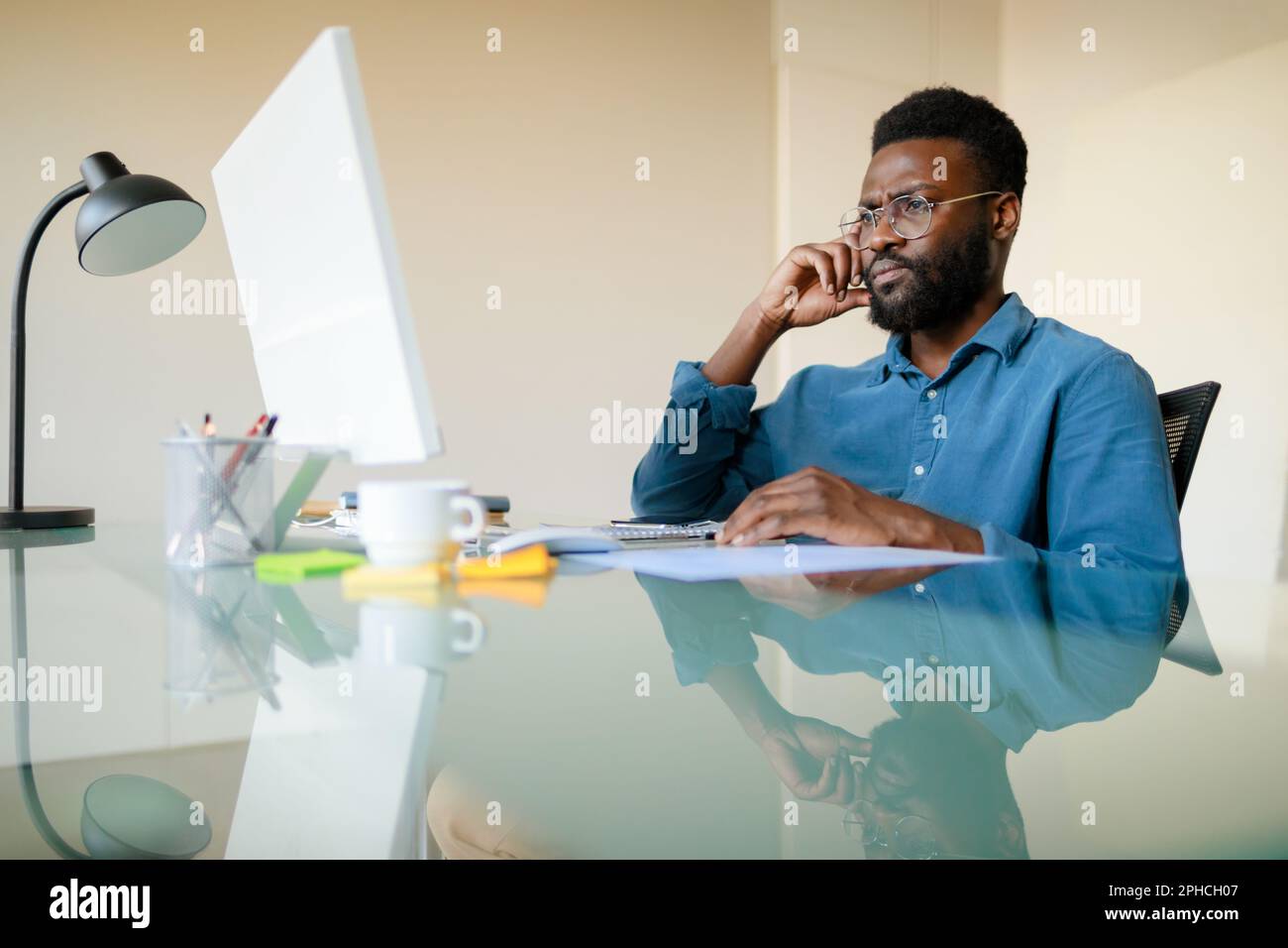Man solving laptop issues hi-res stock photography and images - Alamy