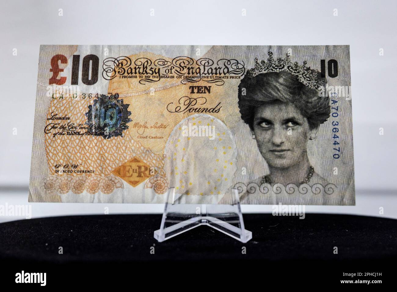 Tenner banksy hi-res stock photography and images - Alamy