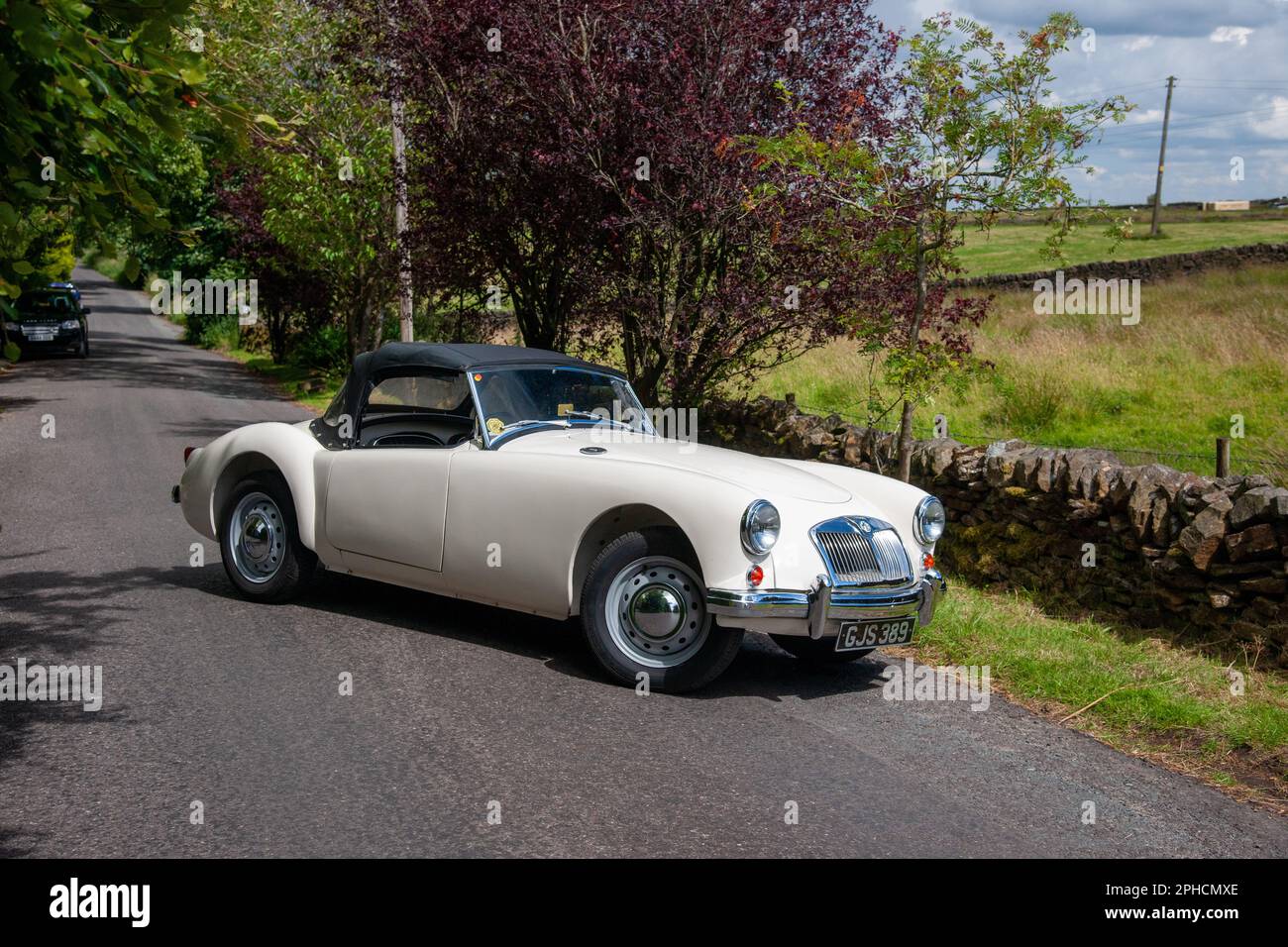 Mga classic british convertible sports hi-res stock photography and ...