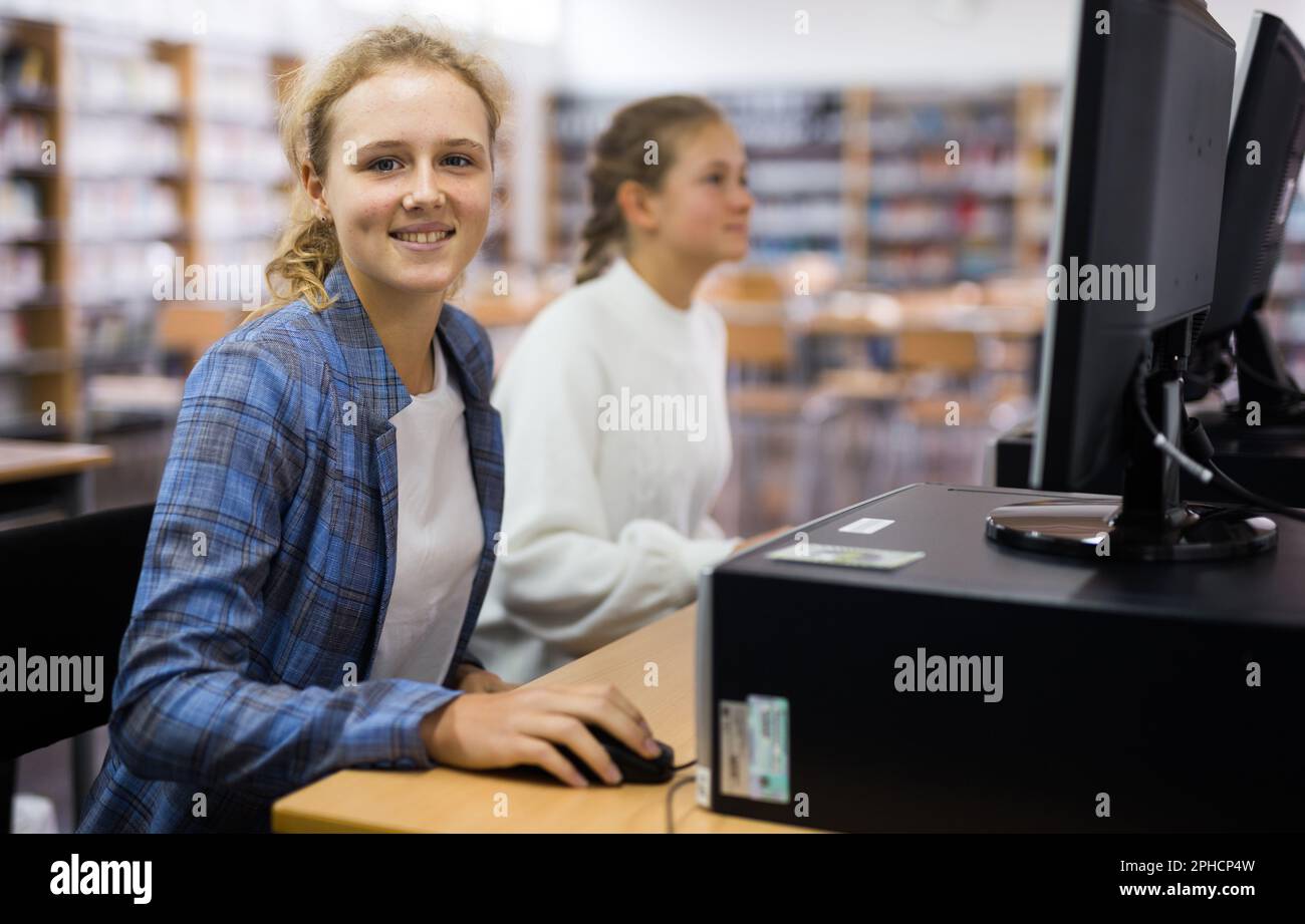 Teenage boys and girls using computers in IT class room Stock Photo - Alamy
