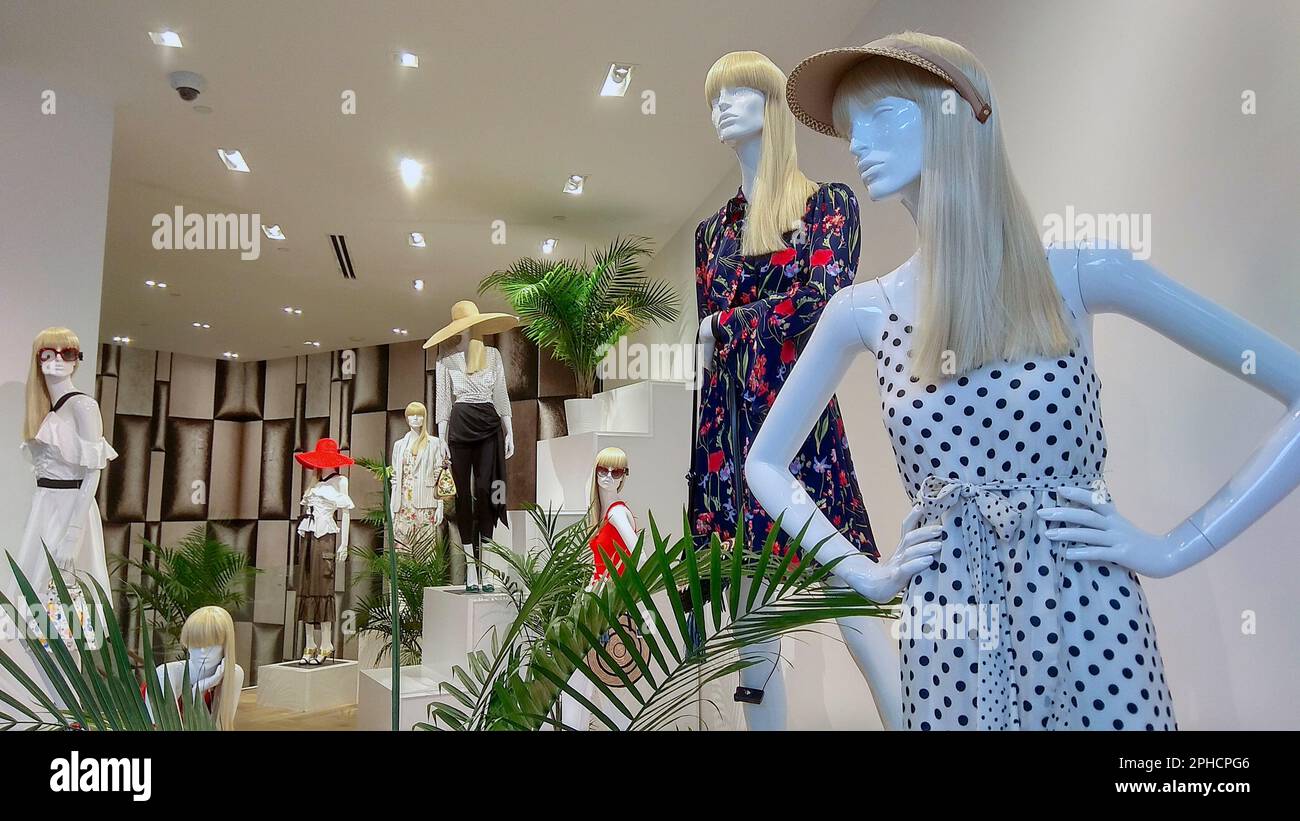Retail store mannequin display hi-res stock photography and images - Alamy