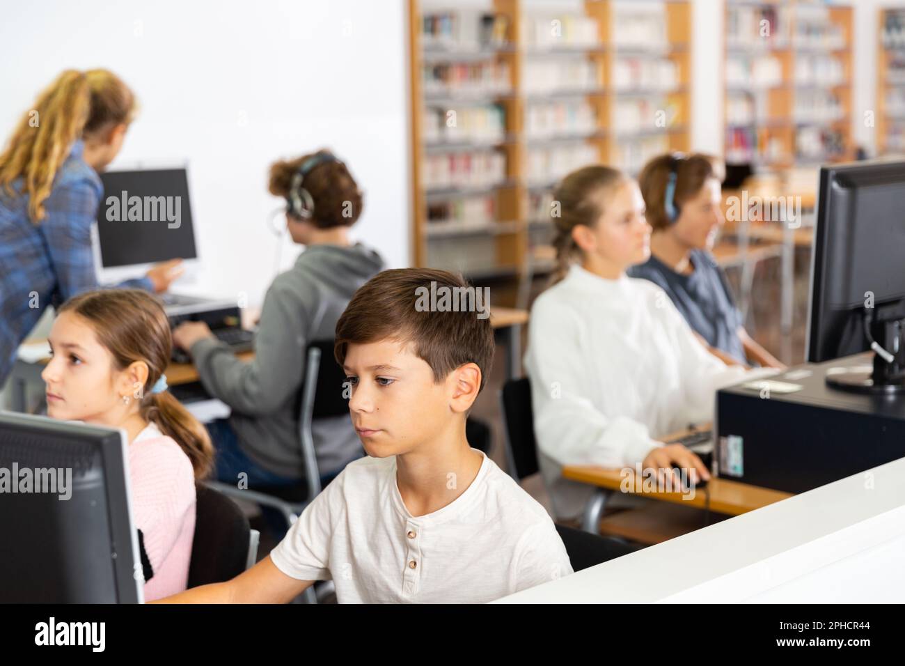 Portrait of a ten-year-old schoolboy at a computer Stock Photo - Alamy
