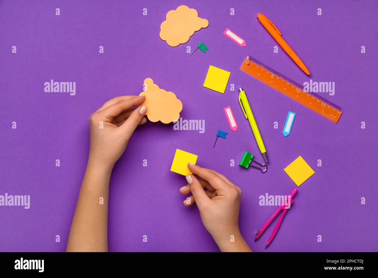 Female hands sticky notes hi-res stock photography and images - Alamy