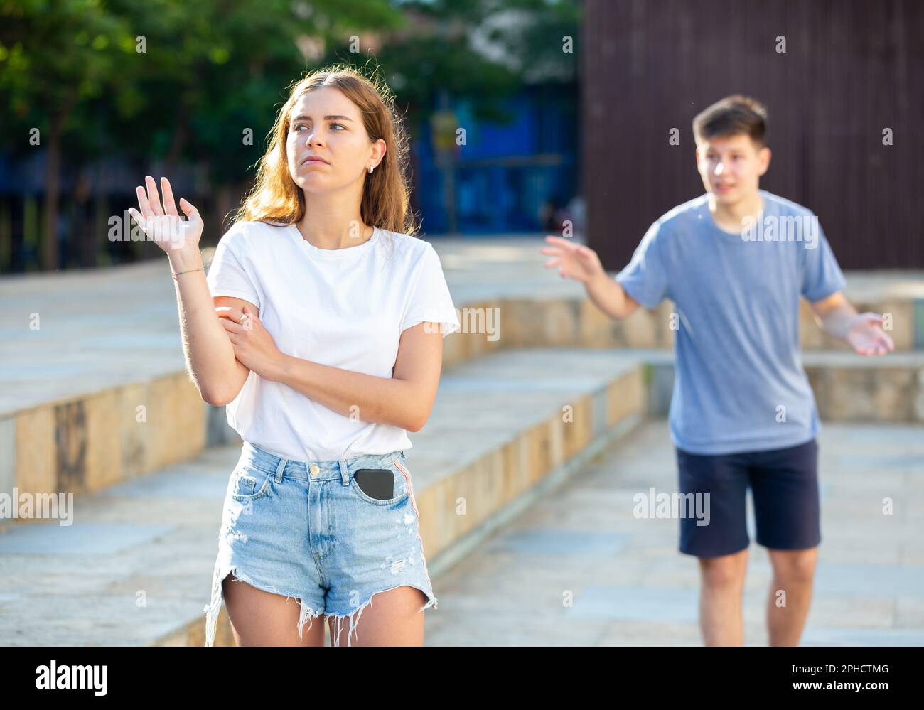 Guy is arguing with girlfriend Stock Photo - Alamy
