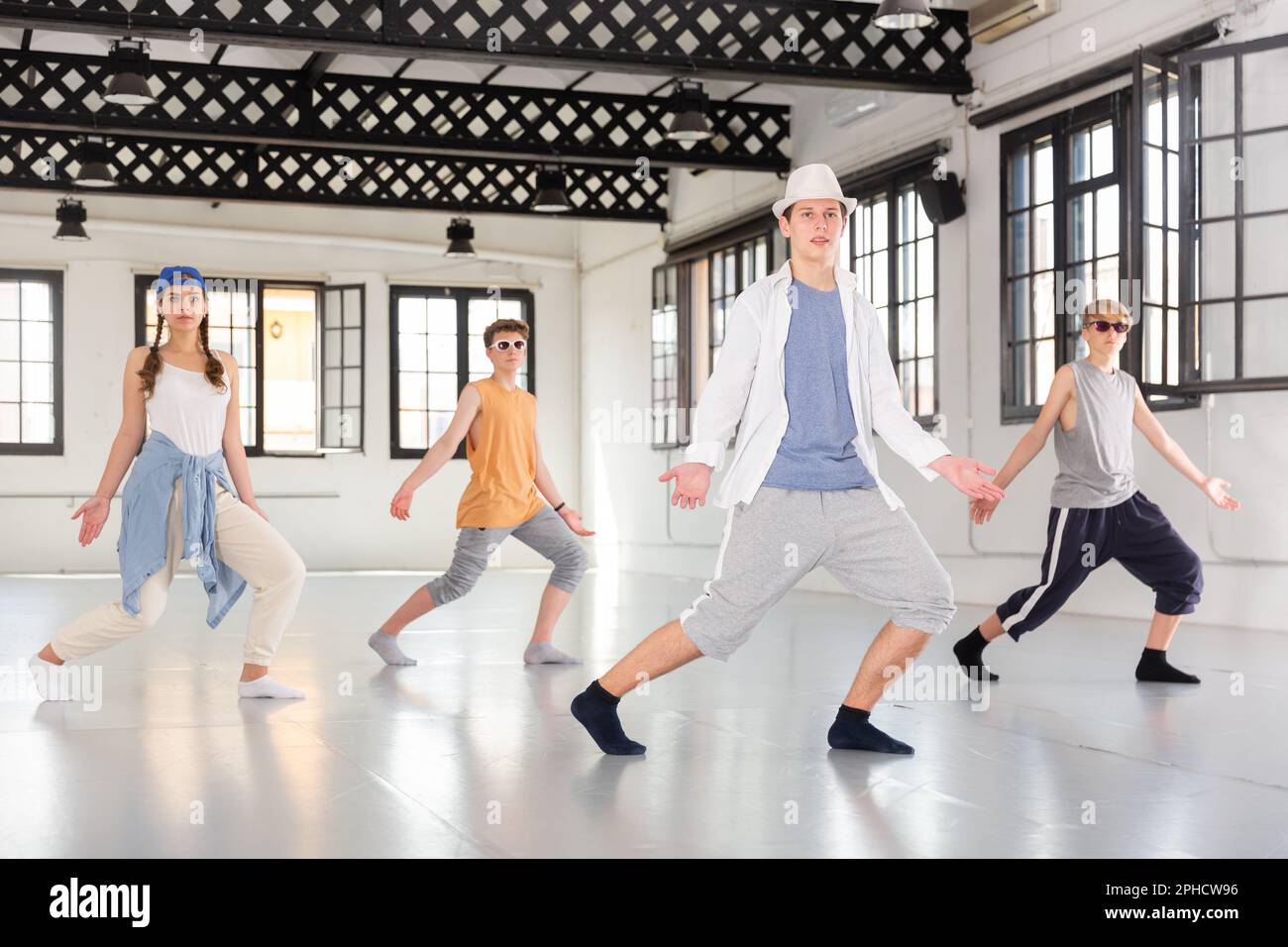 Young people dancing hip-hop Stock Photo - Alamy