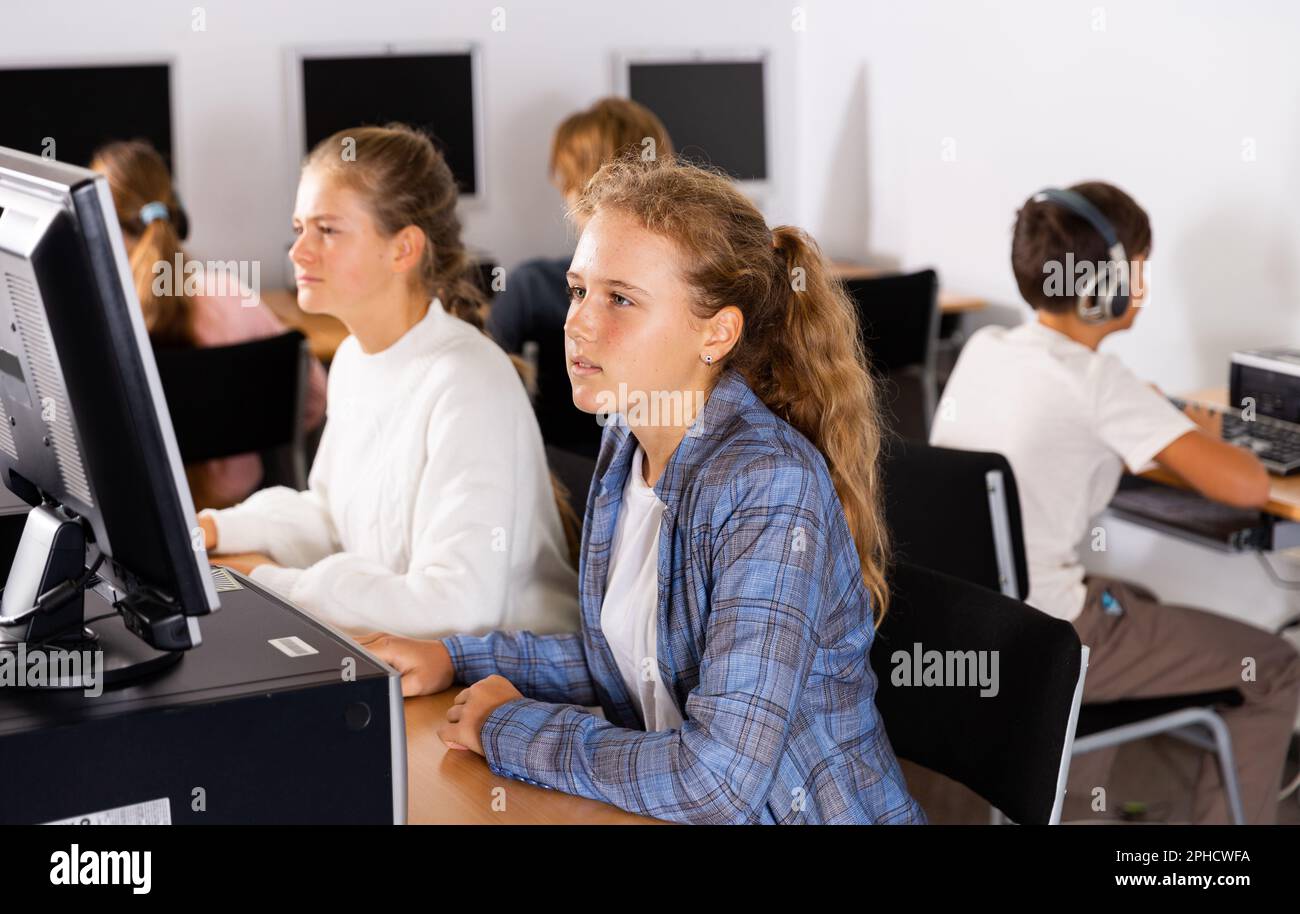 Teenage boys and girls using computers in IT class room Stock Photo - Alamy