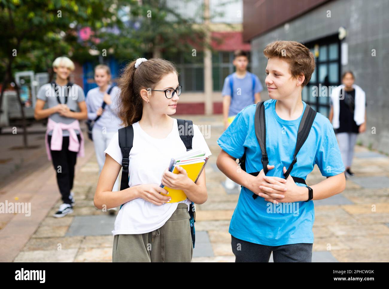 French students going school hi-res stock photography and images - Alamy