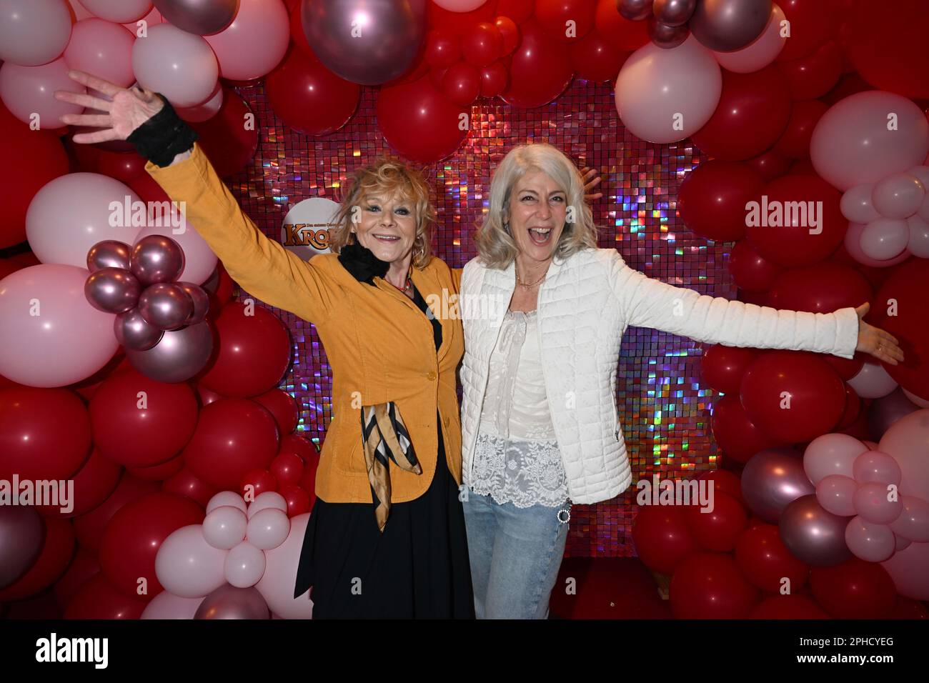 Munich, Germany. 27th Mar, 2023. Singers Linda G. Thompson (l) and ...