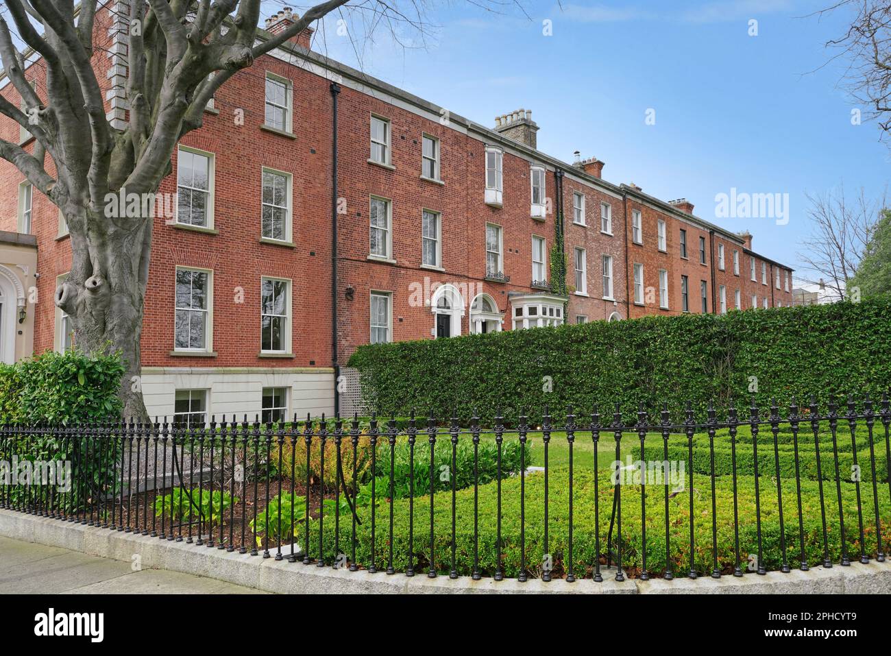 Three story brick townhouses hi-res stock photography and images - Alamy