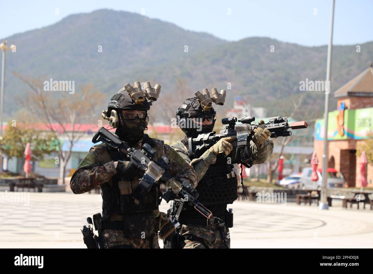 Soldiers assigned the U.S. 19th Expeditionary Sustainment Command and ...