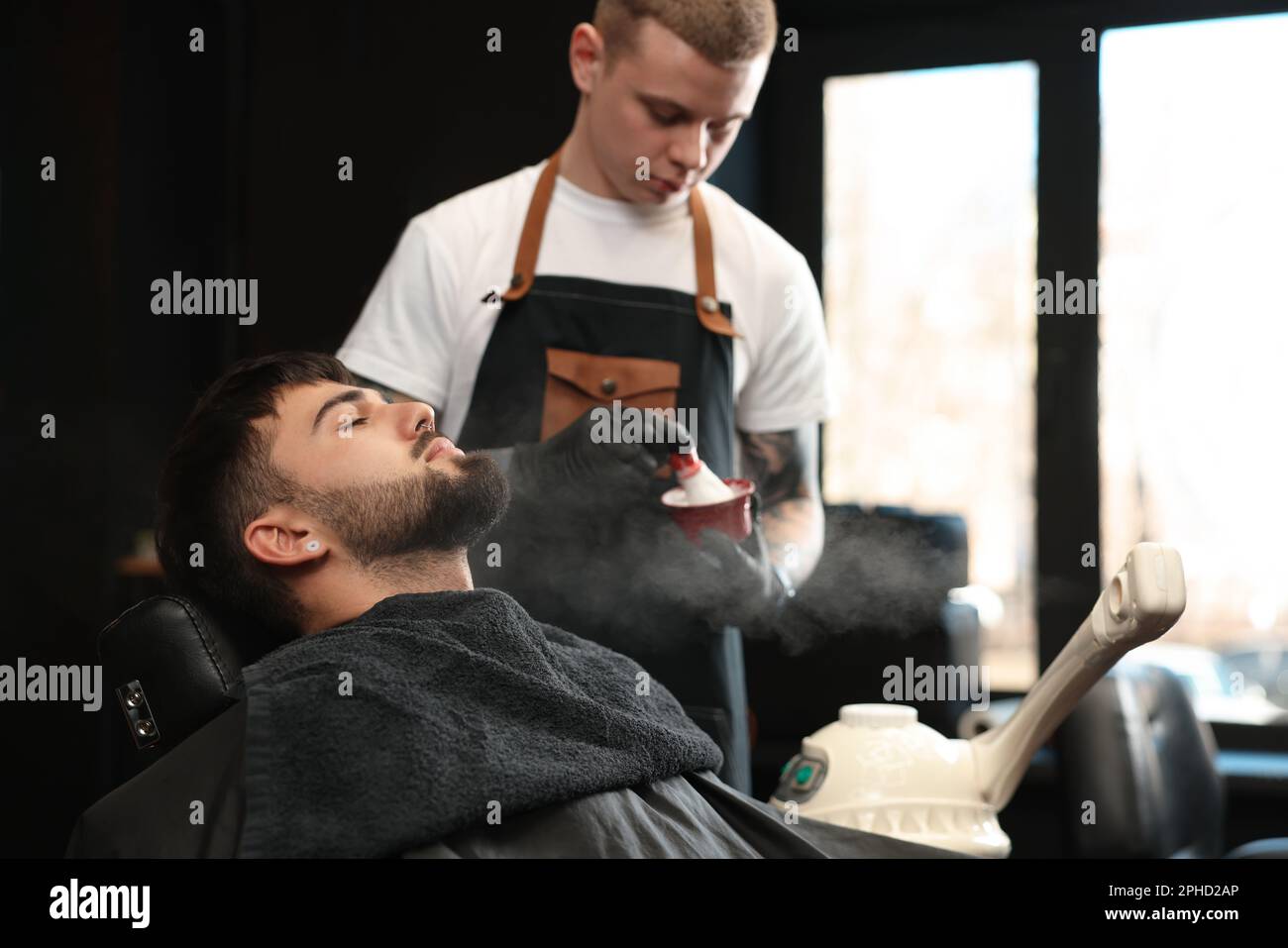 Professional hairdresser shaving client hi-res stock photography and ...