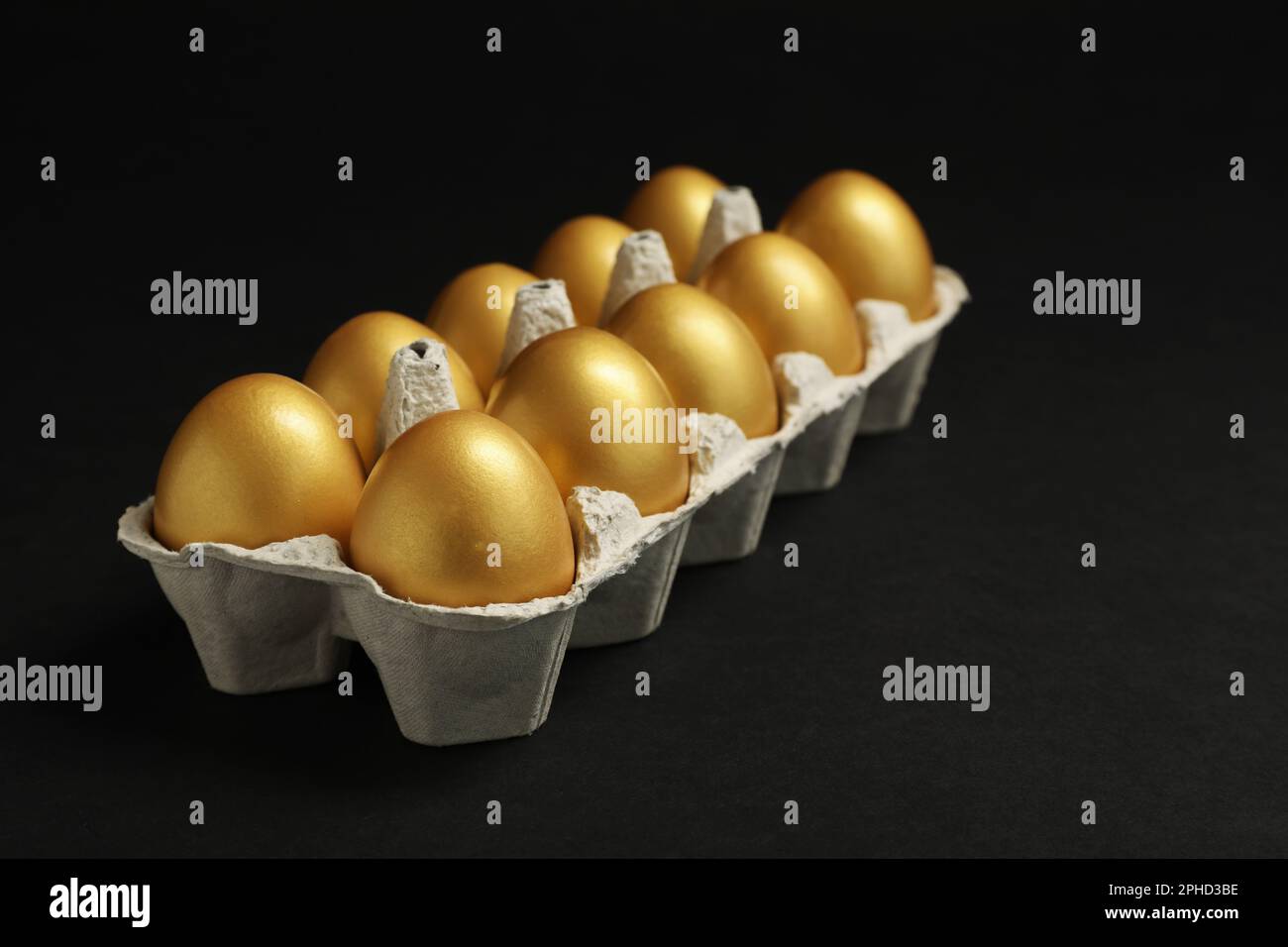 Golden eggs in egg box hi-res stock photography and images - Alamy