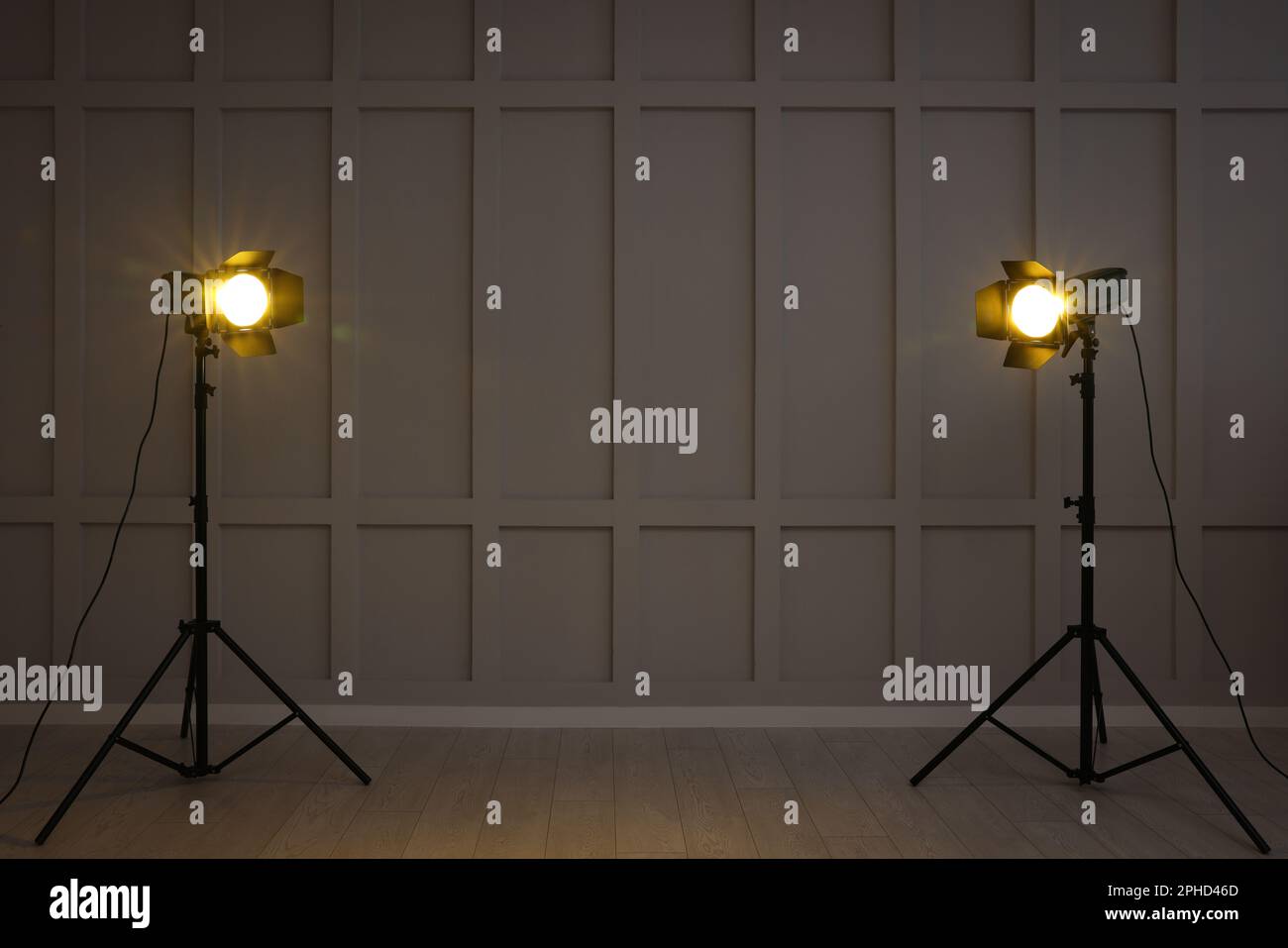 Yellow spotlights hi-res stock photography and images - Alamy