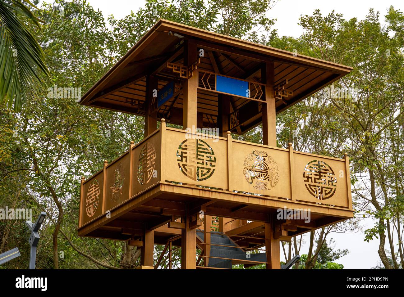 Traditional chinese wooden gazebo hi-res stock photography and images ...