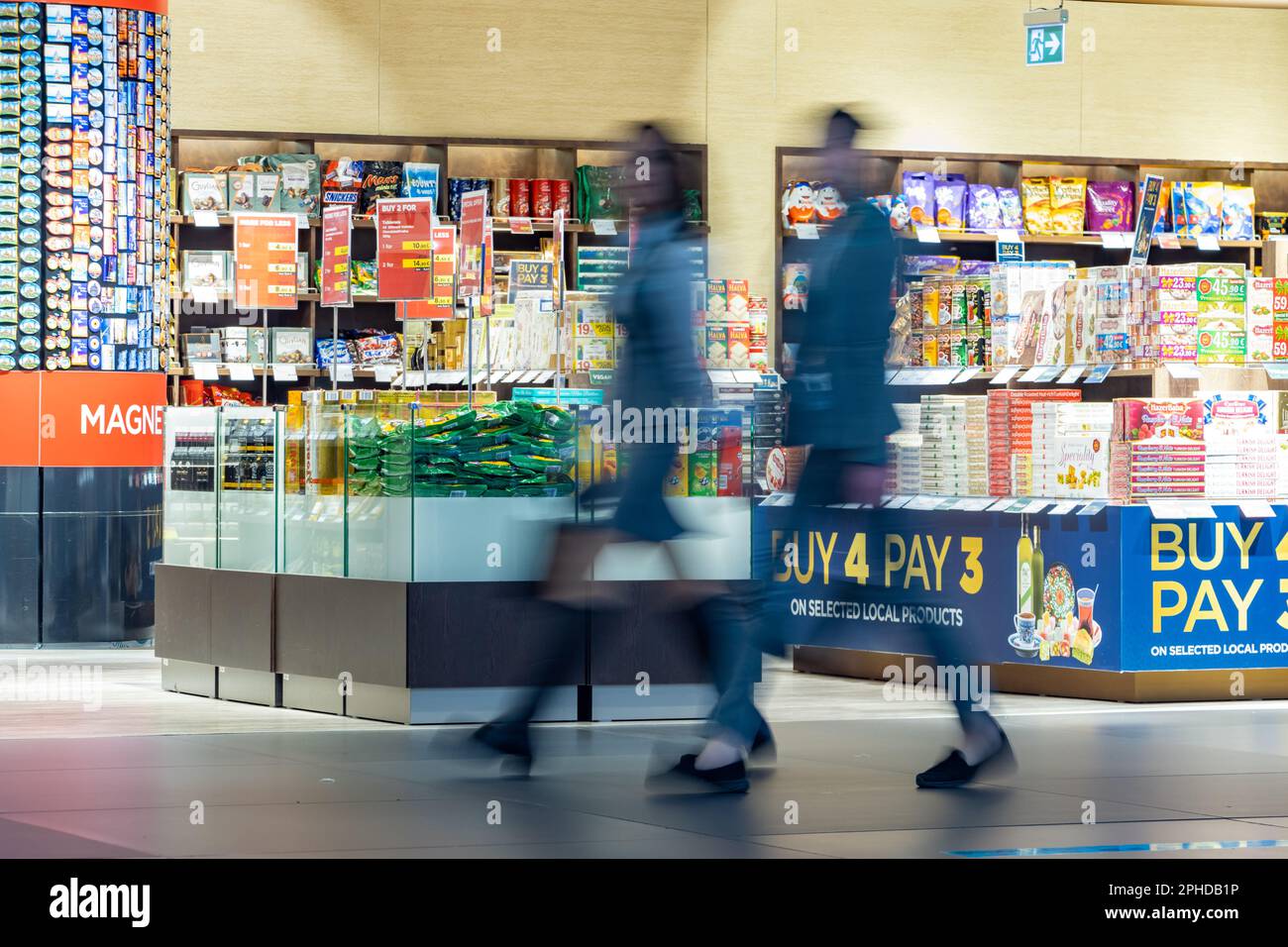 Airport chocolate shop hi-res stock photography and images - Alamy