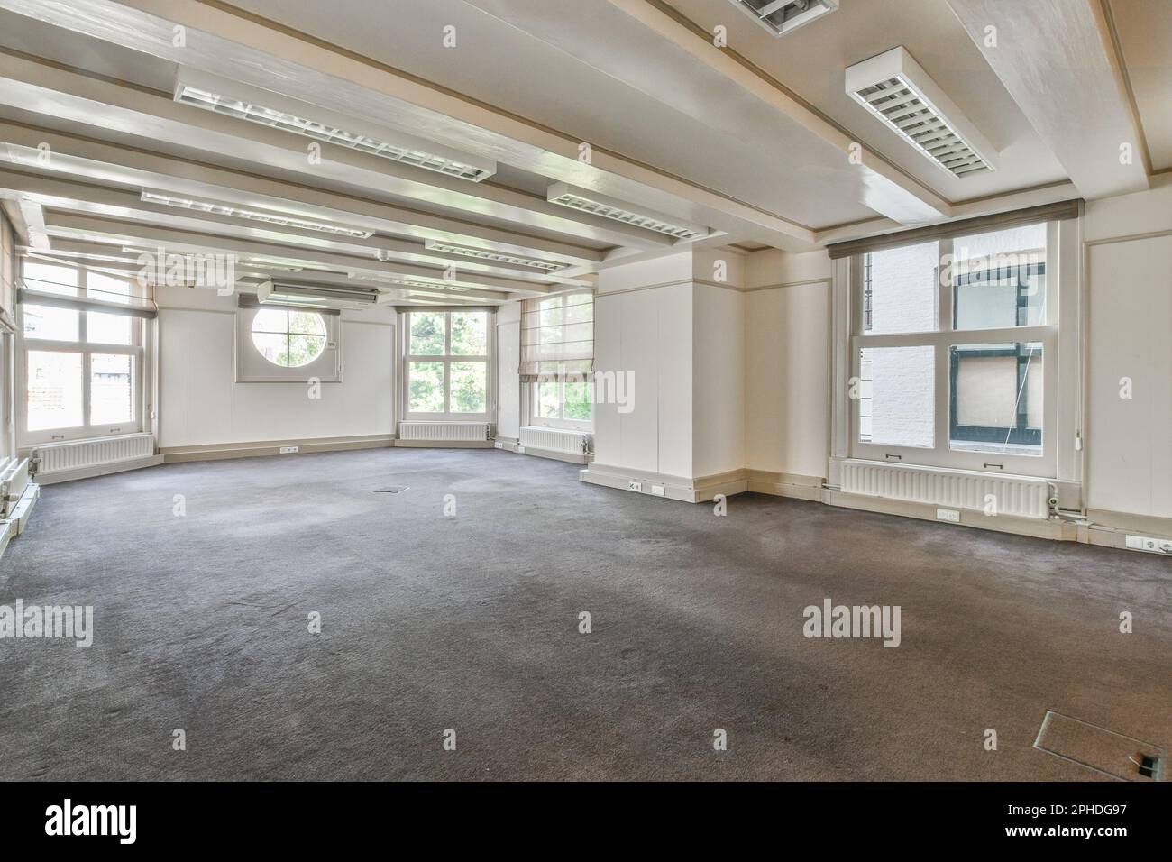 an empty room with no one on the wall or ceiling, it's very clean and ...