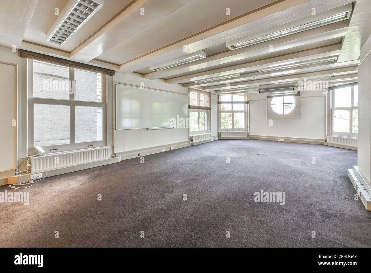 an empty room with no one on the wall or ceiling, but it's very clean ...